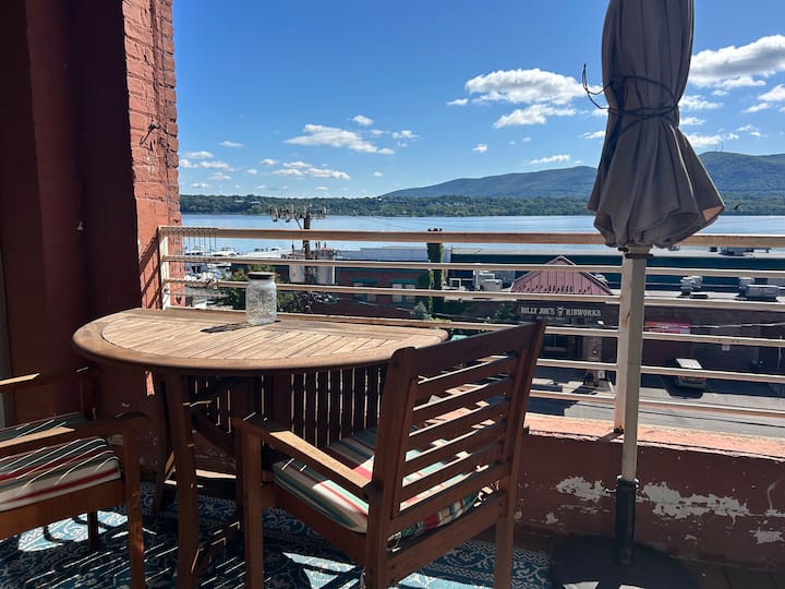 Fall Leaf Peeping From A Luxury Riverfront Loft! - Beacon, NY