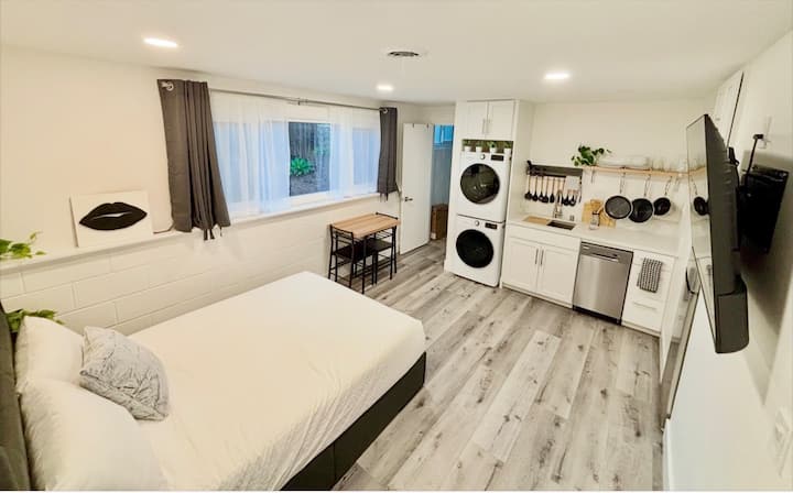 Sunset Studio And Patio - La Mesa, CA