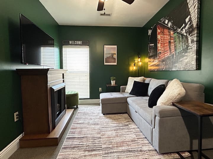Cozy Historic Downtown Apt For 4 - Amherst, OH