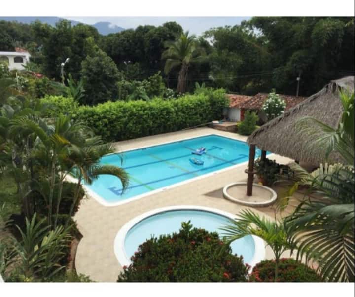 Casa Con Piscina En Conjunto - Melgar