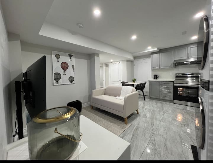 Cozy Private Basement Apartment With Workplace - Brampton
