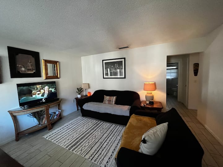 Cozy & Clean 1 Mile From Beach - Vero Beach, FL