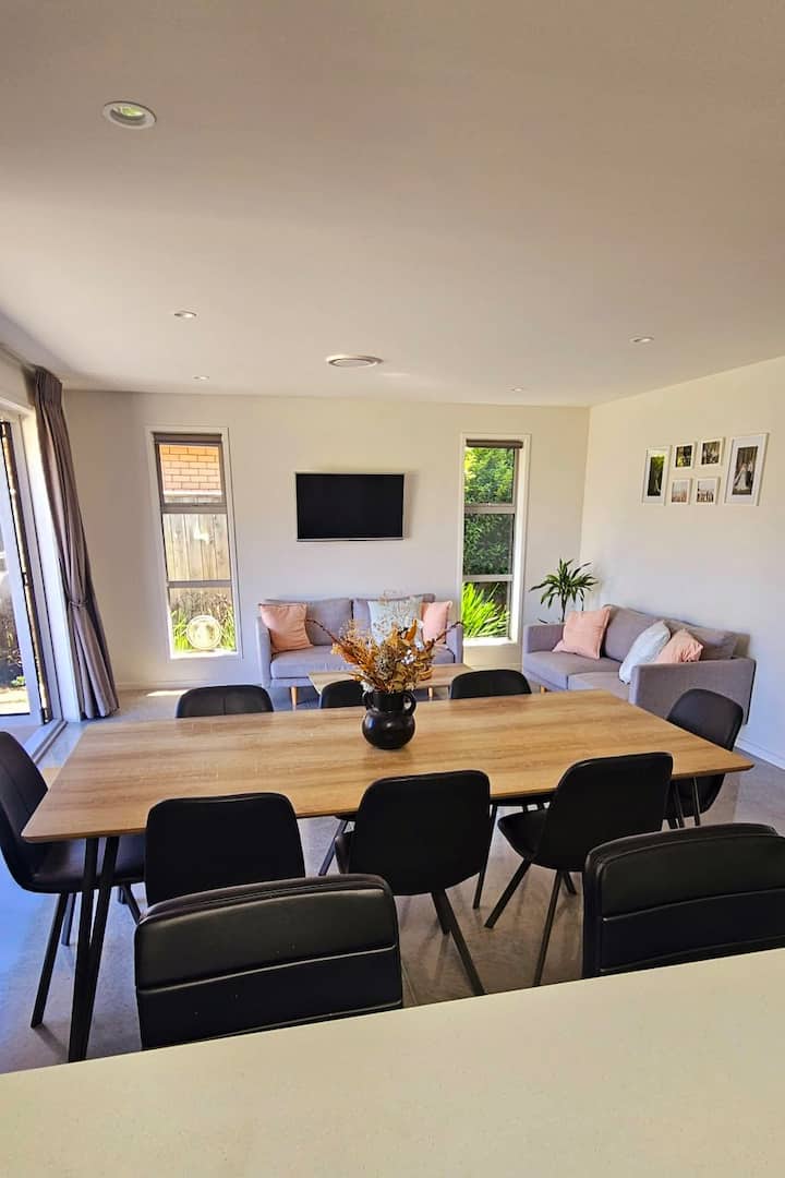 Large, Modern 4-bed Coastal Home - Waitara