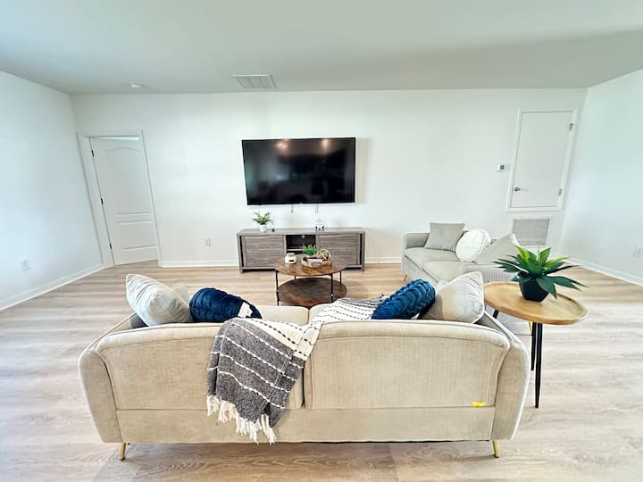 Home Away From Home 4 Bedrooms - Port Charlotte, FL