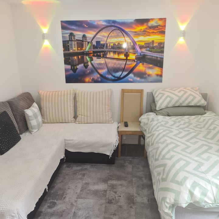 The Angel Inn
Nice, Private, Quiet Room In Garden. - Glasgow