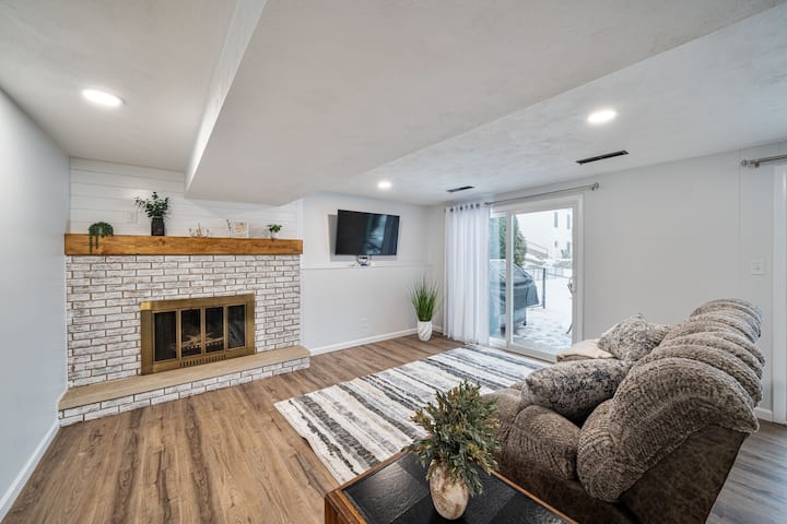 Cozy Family Friendly Oasis |4 Br |River Views|nd - Elkhart, IN