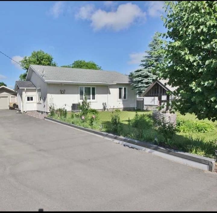 Cozy Remote Bungalow By The Lake! - Innisfil
