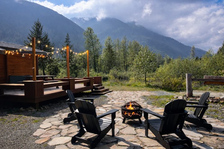 Little Bear Cabin- With Firepit & Mountain Views -