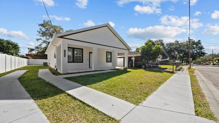 Charming & Chic | Spacious | Ideal Location - 坦帕