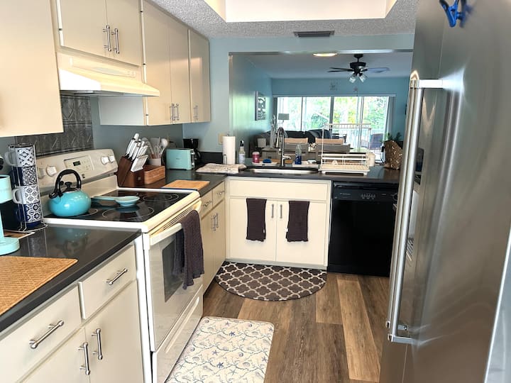 Beach Vibes Condo, Close To All! 30 Day Minimum - Lakewood Ranch, FL