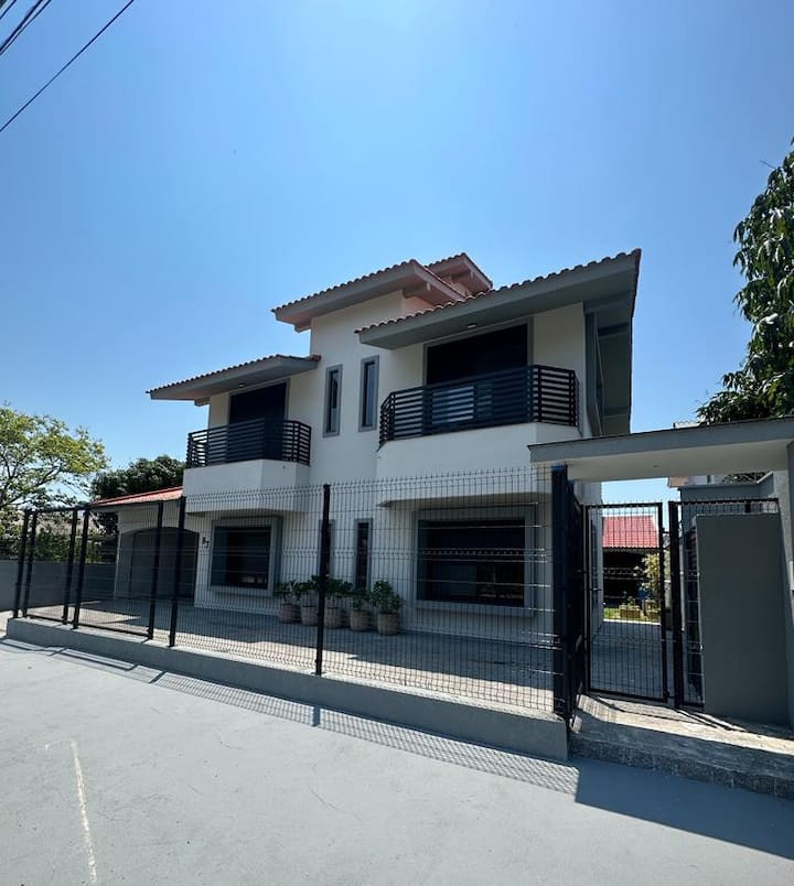 Ampla Casa Na Praia Da Daniela, 100m Praia, 15p - Brasil