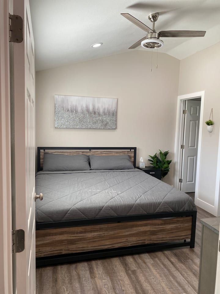 One Bedroom Studio With A King Size Bed - Antioch, CA