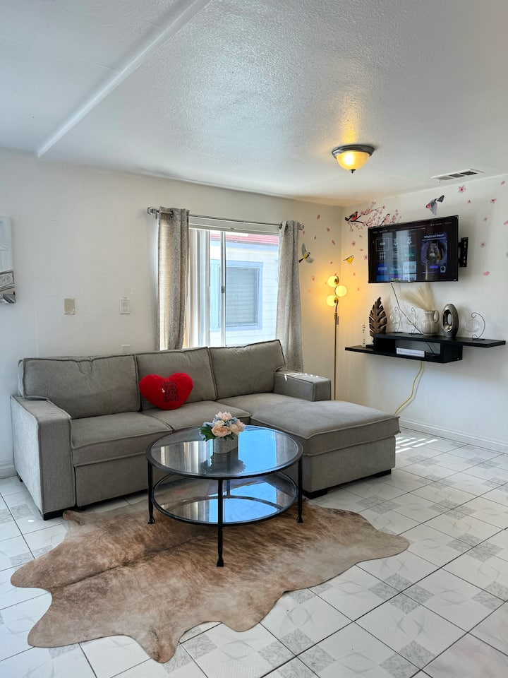 Nice, Cozy 2 Bedroom Near Disney - Huntington Beach, CA