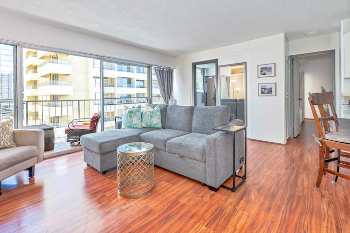 Sunny Waikiki 2bd/2bth Corner Unit, 1 Min To Beach - Honolulu