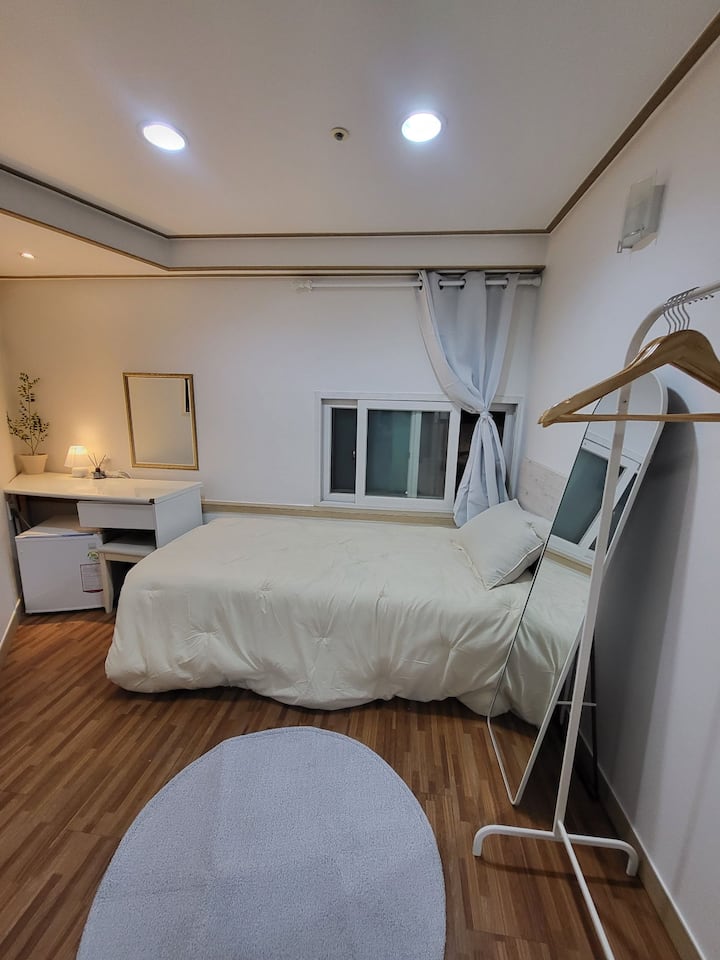 2u호스텔 303호(cheapest In 을지로. 개인샤워실, 세탁시설무료, 청계천뷰) - Séoul