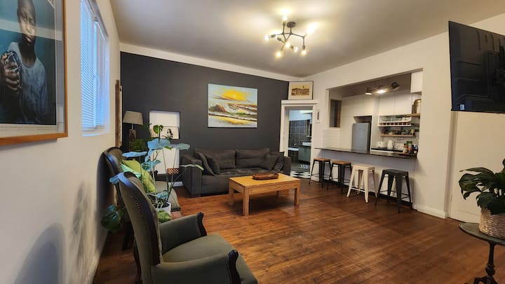 Mayphil - Apartment In Sea Point Hub, Near Beach - Cape Town