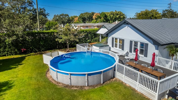 Pickleball, Hot Tub, Pool, Games & Large Yard! - Clearwater, FL