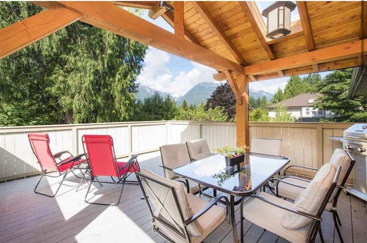 Trailhead Haven | Mountain View 3 Bedroom Home - Squamish