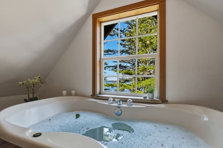 Beach Front W/ 2 Private Decks! Breathtaking Views - Ucluelet