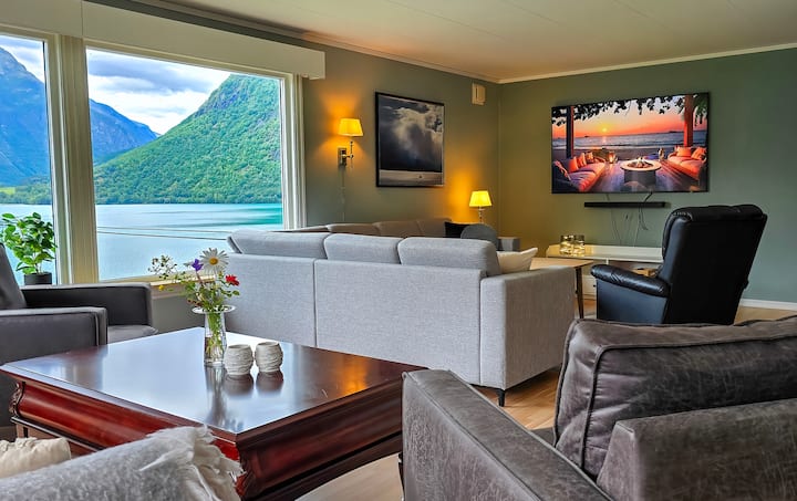 Bolig Til Leie I Vakre Oppstryn - Hjelle