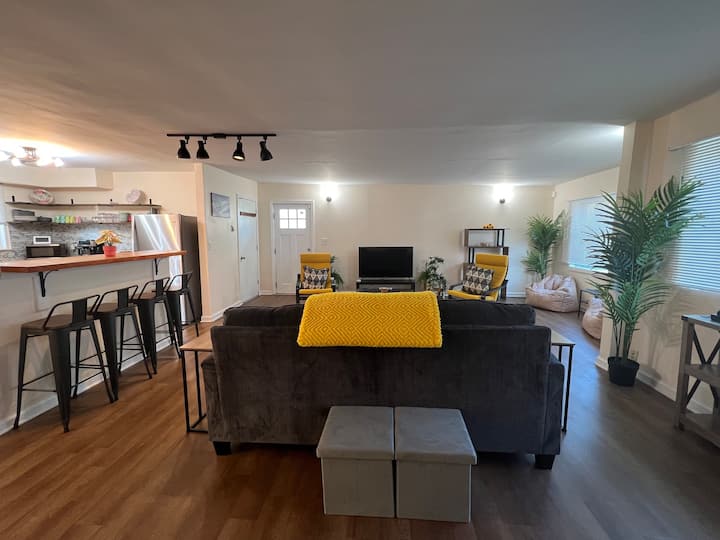 Oasis On The Canal: Water View + 3 Blocks To Beach - Hampton, VA