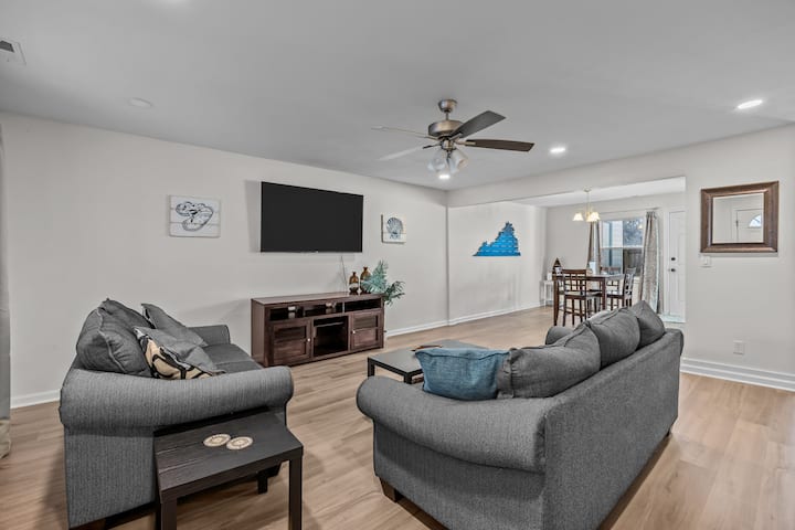 Modern Retreat With Large Yard | Central Vb - Virginia Beach, VA