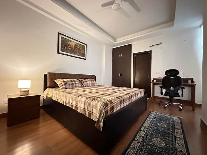 The Elevated Abode - Luxury 2 Bhk - Noida
