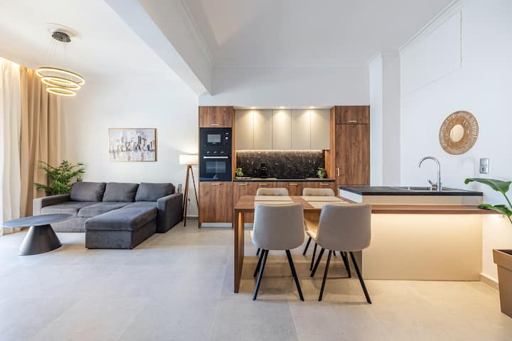 Steps Away From City’s Beach Apt 4 - 干尼亞