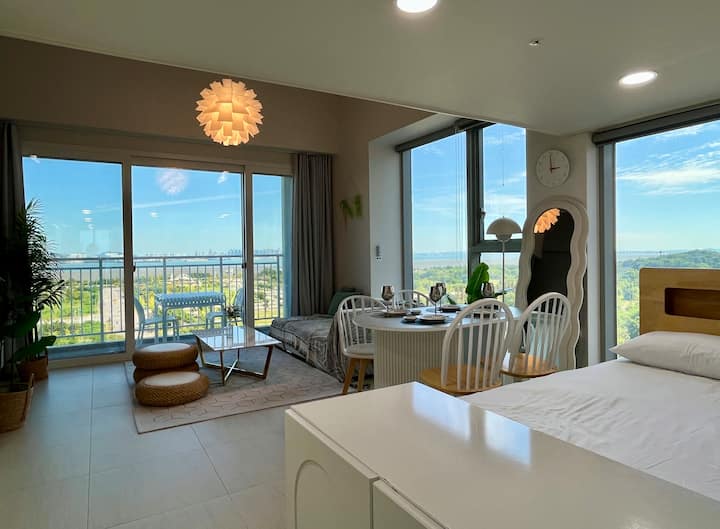 영종도 인더문3/ 테라스가 있는 오션뷰/ 양면 통유리창 / 대형복층/ 넷플릭스/ 공항15분 - 서산시