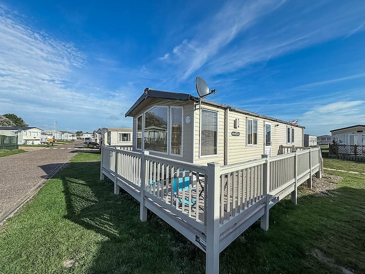 Lovely Caravan With Large Decking, Ref 40134nd - Lowestoft