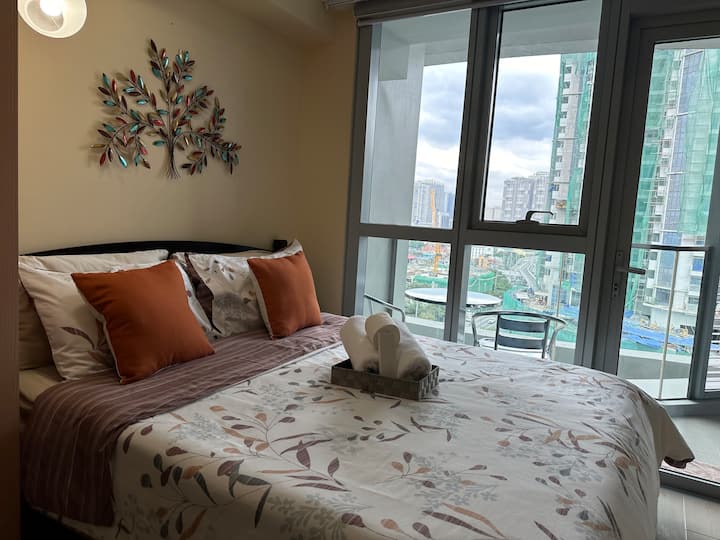 Free Parking @ Uptown Bgc W/ Balcony & City View - Makati