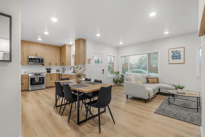 Family Vacation Getaway - Lovely Downtown Home - Vancouver, WA