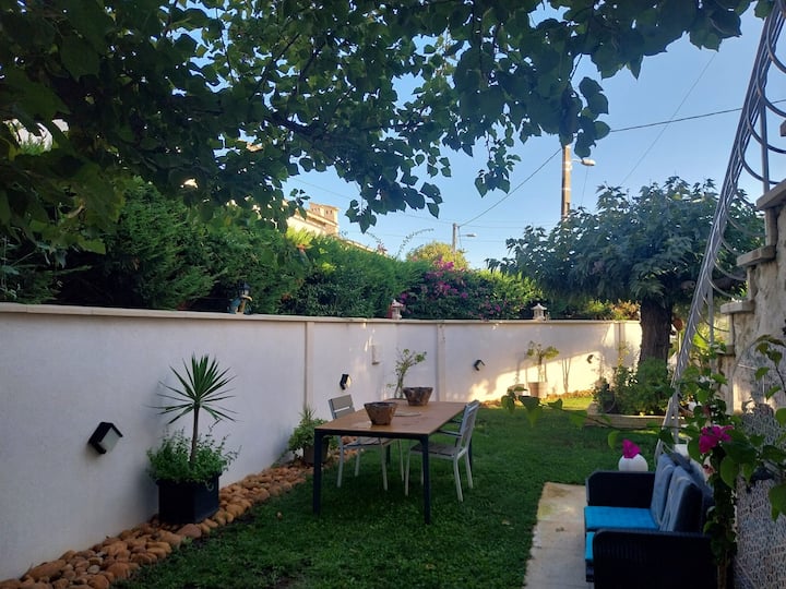 Maison En Rez-de-chaussée Avec Jardin Bien Situé - Arles