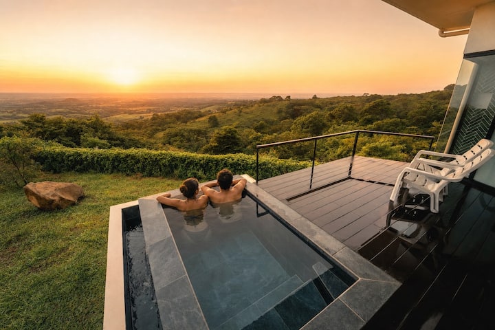 Plunge Pool Skoolie · 180° Sunset Views - Costa Rica