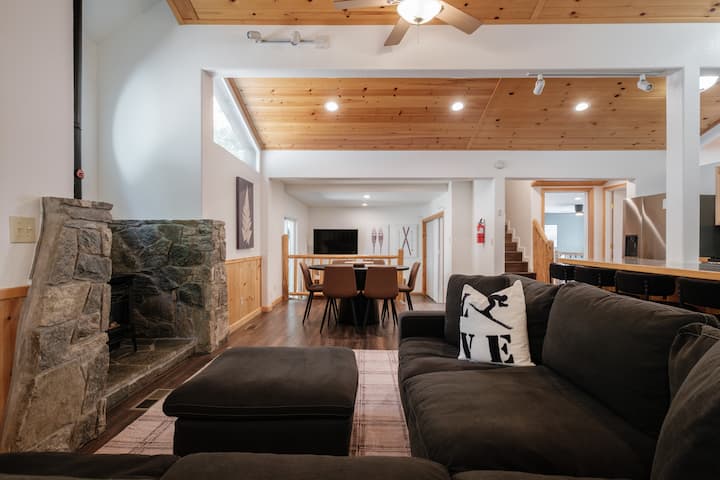 Truckee Peak Retreat: Pet-friendly 4br Haven - Truckee, CA