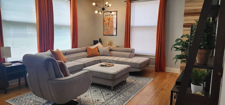 Midcentury Colonial Close To Downtown Gr - Grand Rapids, MI