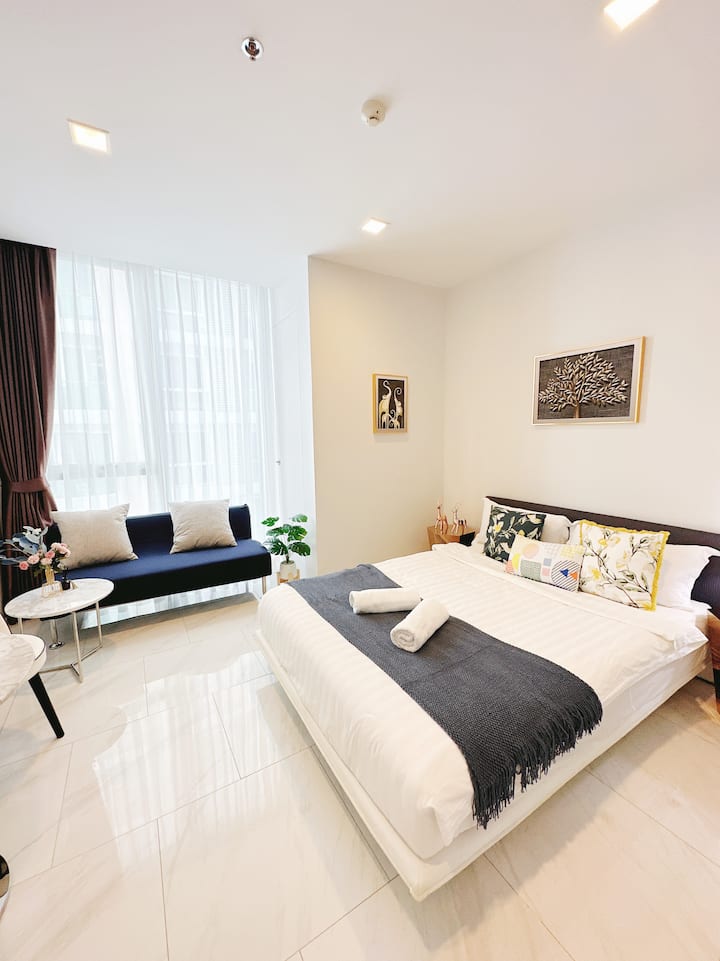 Central Bangkok High-rise | Walk To Bts & Shops - Bangkok