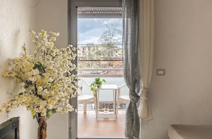 Mine Peza Urban / 24h Self Check In - ティラーナ