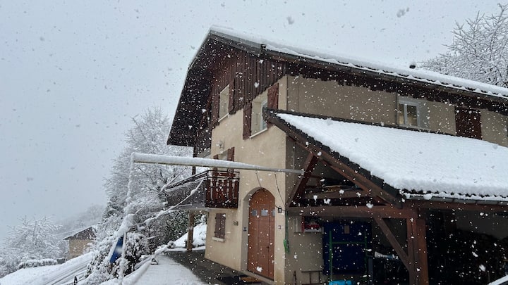 Piscine Bain Nordique, Jolie Vue Sur Les Montagnes - Savoie
