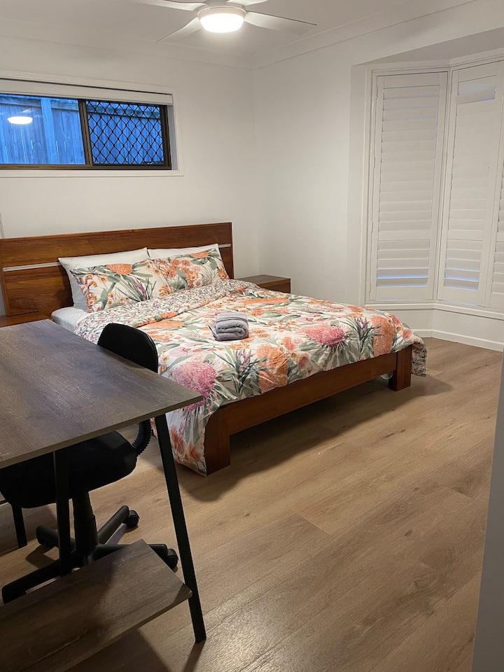 Cute Master Room To Enjoy - Oxley