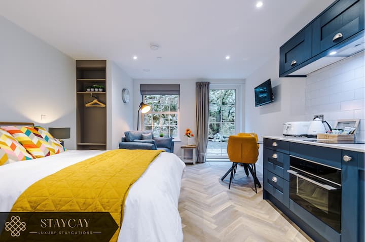 Rock Mill | Studio Apartment With Terrace - Castleton