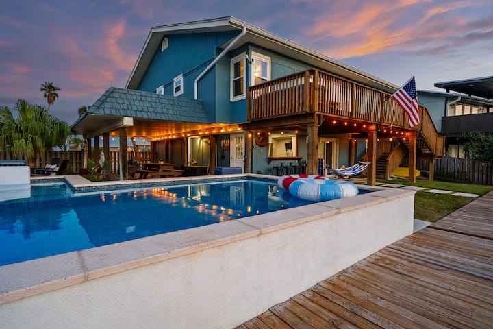 5br Waterfront | Heated Pool, Docks, & Canal Views - Rockport, TX