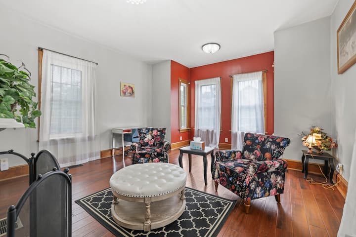 Charming & Updated 1867 Brick House Sleeps 12 - Delaware, OH