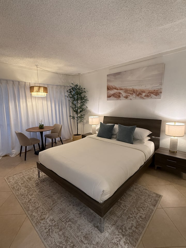 Cozy Waikiki Beach Studio, Half Block Away - Kāhala Beach, HI