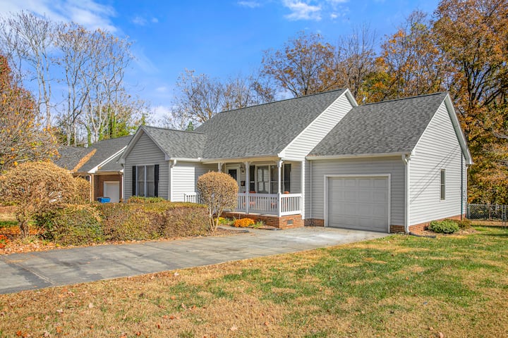 Walkable Downtown With Fenced Yard. - Graham-Mebane Lake