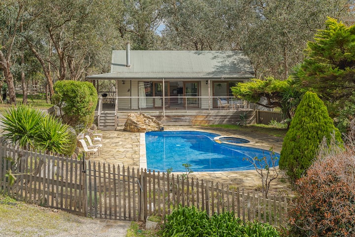 Country Charm Cottage With Pool & Forest Views - Melbourne