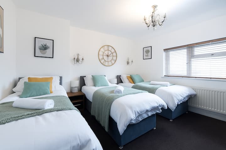 Stylish 3br Stay • 7 Beds • Close To City - Leeds