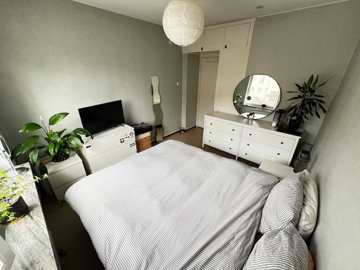 Private Bedroom Near ÄLvsjö - Female/couples Only - Stockholm