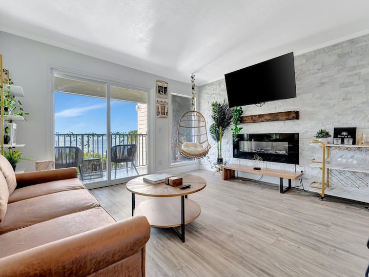 Palm Condo W/ Bayview & Fireplace | Heated Pool - Tampa, FL