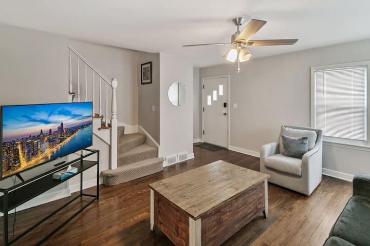 Downtown Libertyville Duplex Near Naval Base! - Highland Park, IL